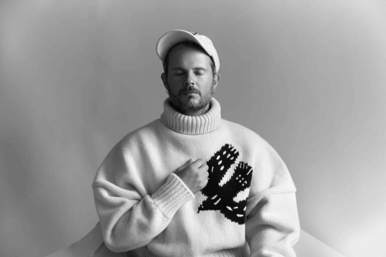 "He who falls" by Yoann Bourgeois - cirks.lv