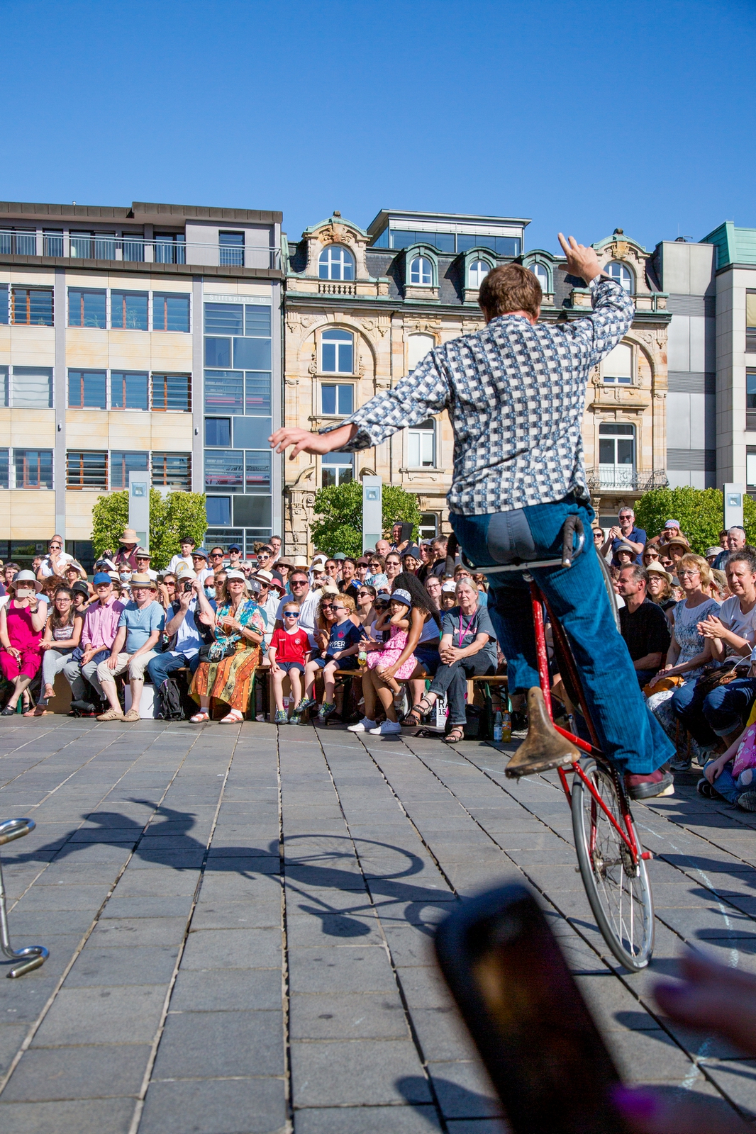 MASTERCLASS: ACROBATIC CYCLING WITH “LA BANDE À TYREX” - cirks.lv